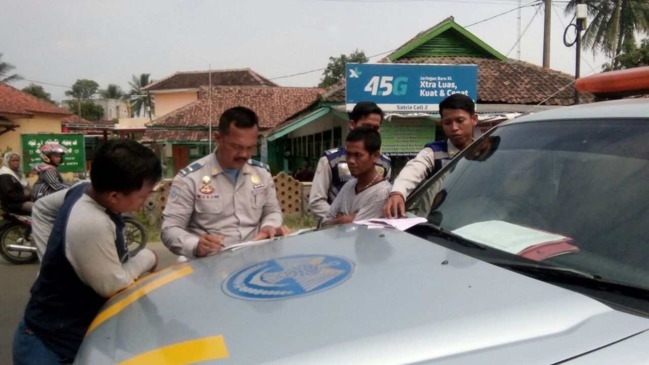 Dishub Lebak Tindak Sopir Angkutan Pasir Basah | BantenNews.co.id ... Dishub Lebak Tindak Sopir Angkutan Pasir Basah | BantenNews.co.id ...