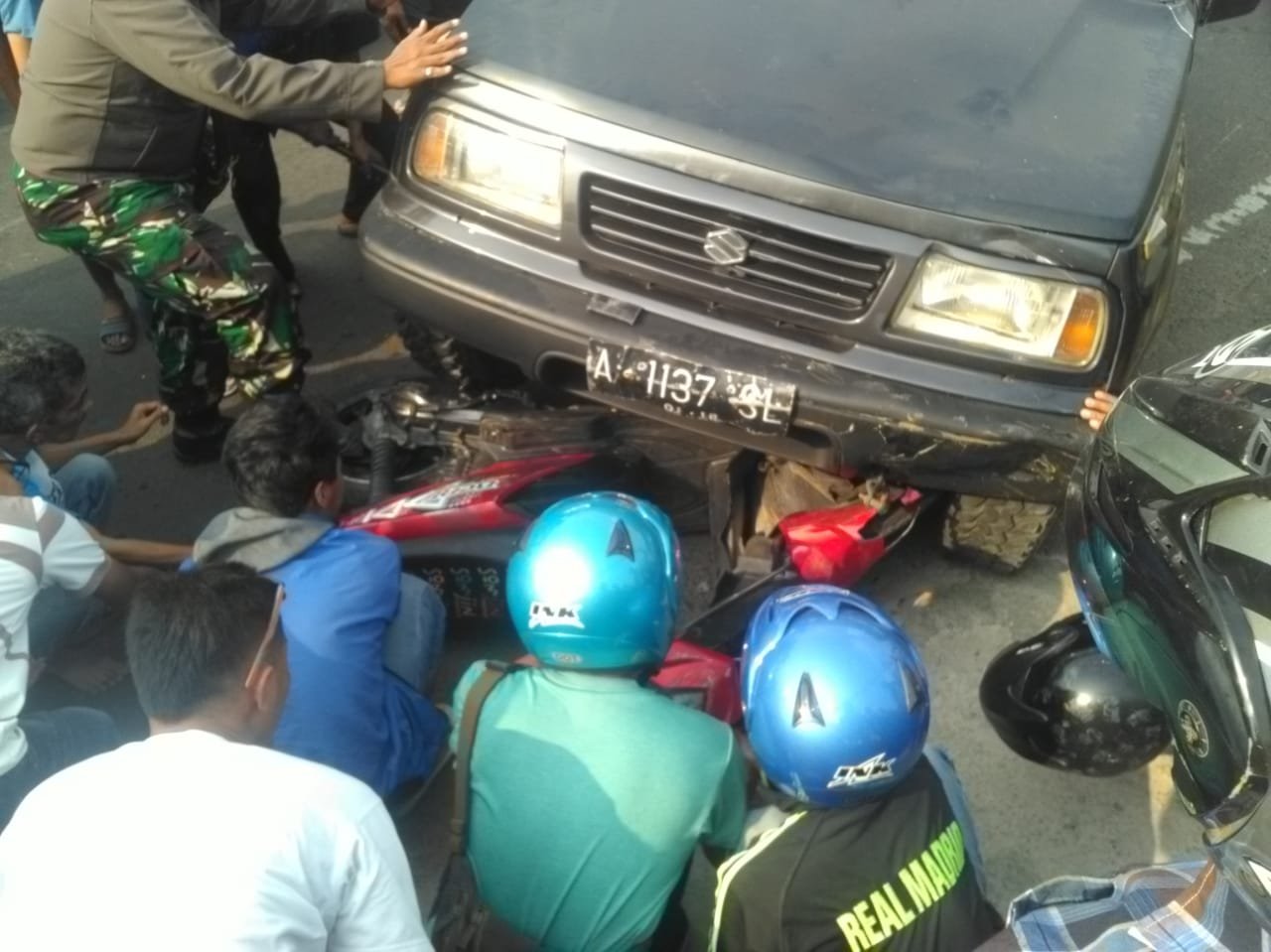 Dua Kendaraan "Adu Kebo" di Perempatan Jalan Widargo Pandeglang ...