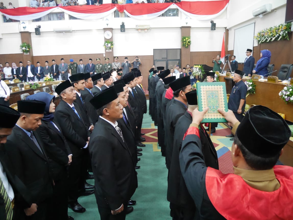 Sah! Anggota DPRD Pandeglang Resmi Dilantik | BantenNews.co.id -Berita ... Sah! Anggota DPRD Pandeglang Resmi Dilantik | BantenNews.co.id -Berita ...