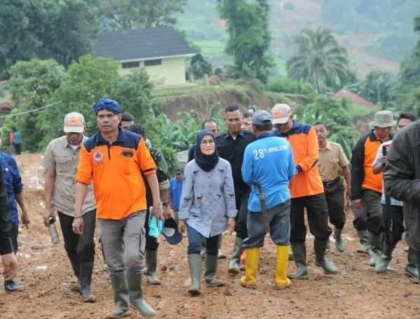 Tinjau Lokasi Pasca Bencana, Bupati Lebak Minta Kebutuhan Warga ... Tinjau Lokasi Pasca Bencana, Bupati Lebak Minta Kebutuhan Warga ...