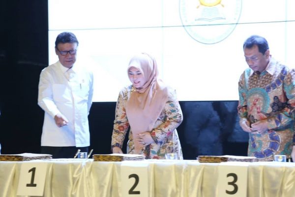 Tingkatkan Pelayanan Publik, Bupati Pandeglang Tandatangani Komitmen ... Tingkatkan Pelayanan Publik, Bupati Pandeglang Tandatangani Komitmen ...