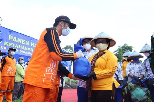Ketum Dharma Pertiwi Hadiri Panen Raya di Mako Puspomal | BantenNews.co ...