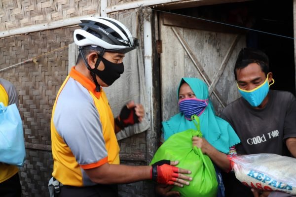 Polda Banten Terus Bagikan Sembako Kepada Masyarakat Terdampak