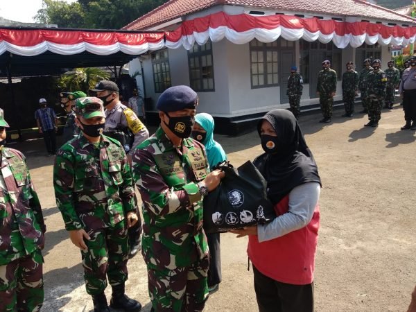 Alumni AKABRI '89 Salurkan Bantuan untuk Masyarakat Banten Terdampak ...