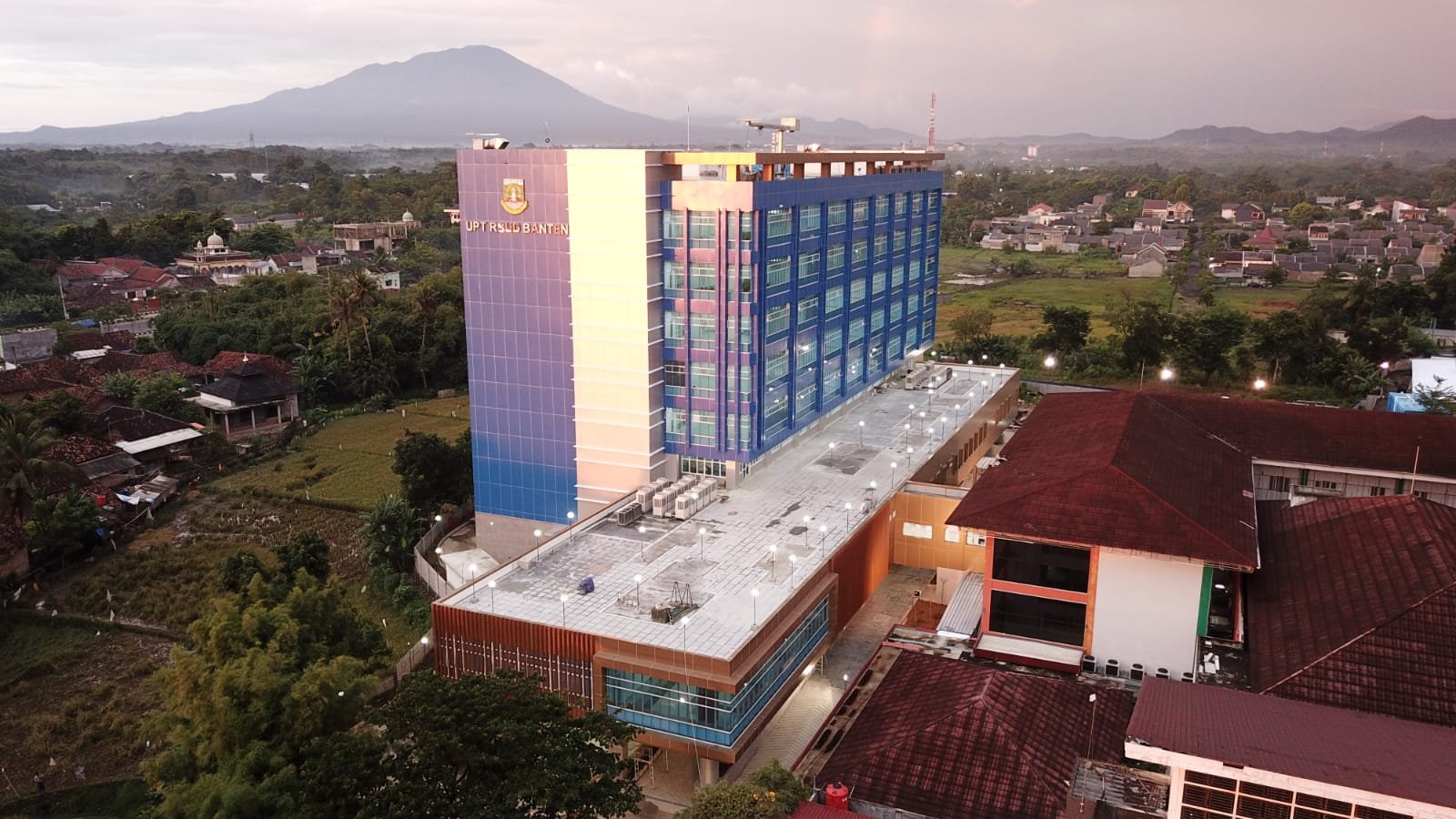 Pengerjaan Tepat Waktu, RSUD Banten 8 Lantai Miliki 247 Tempat Tidur Rawat Inap | BantenNews.co ...