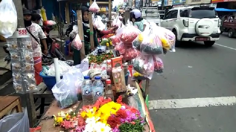 Jelang Ramadan, Omzet Pedagang Bunga di Pasar Lama Serang Meningkat ...