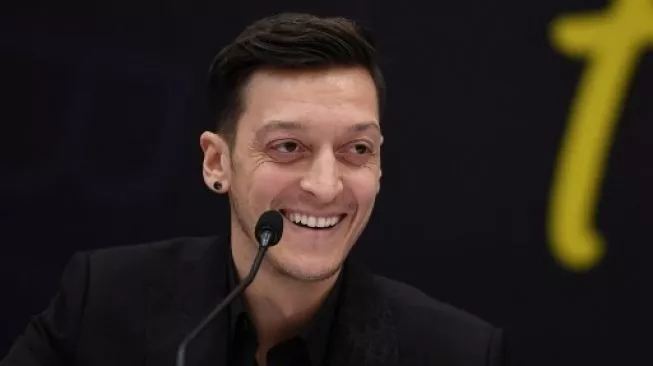Tiba di Indonesia, Mesut Ozil Disuguhi Jamu dan Santap Rendang ... Tiba di Indonesia, Mesut Ozil Disuguhi Jamu dan Santap Rendang ...