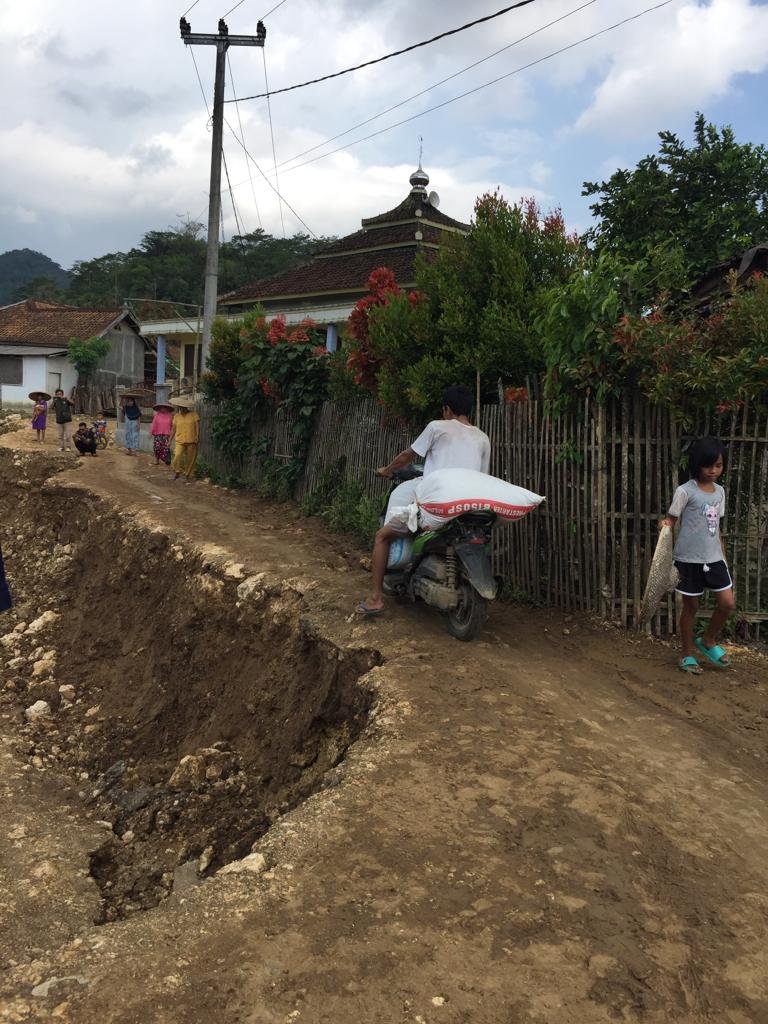Akibat Luapan Sungai Ciujung, Jalan di Desa Parakan Besi Lebak Longsor ...