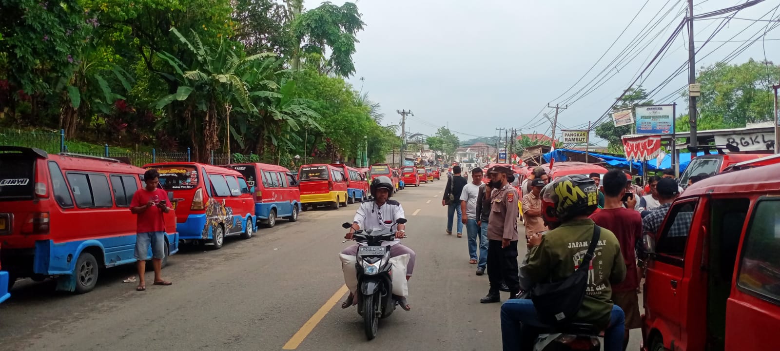 Harga BBM Naik, Sopir Angkot di Lebak Desak Dishub Sesuaikan Tarif ... Harga BBM Naik, Sopir Angkot di Lebak Desak Dishub Sesuaikan Tarif ...