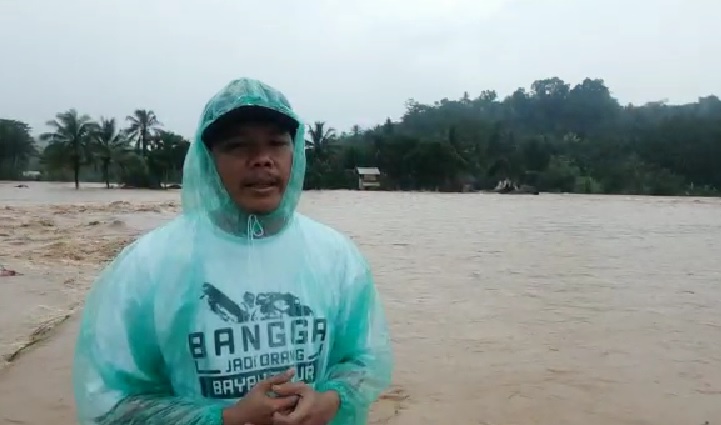 Sungai Cimadur Lebak Meluap, Jembatan Penghubung Dua Desa Terputus ... Sungai Cimadur Lebak Meluap, Jembatan Penghubung Dua Desa Terputus ...