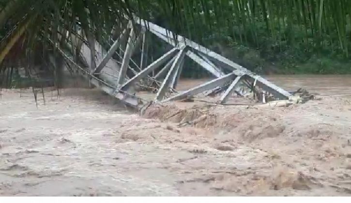 Sungai Cimadur Lebak Meluap, Jembatan Penghubung Dua Desa Terputus ... Sungai Cimadur Lebak Meluap, Jembatan Penghubung Dua Desa Terputus ...