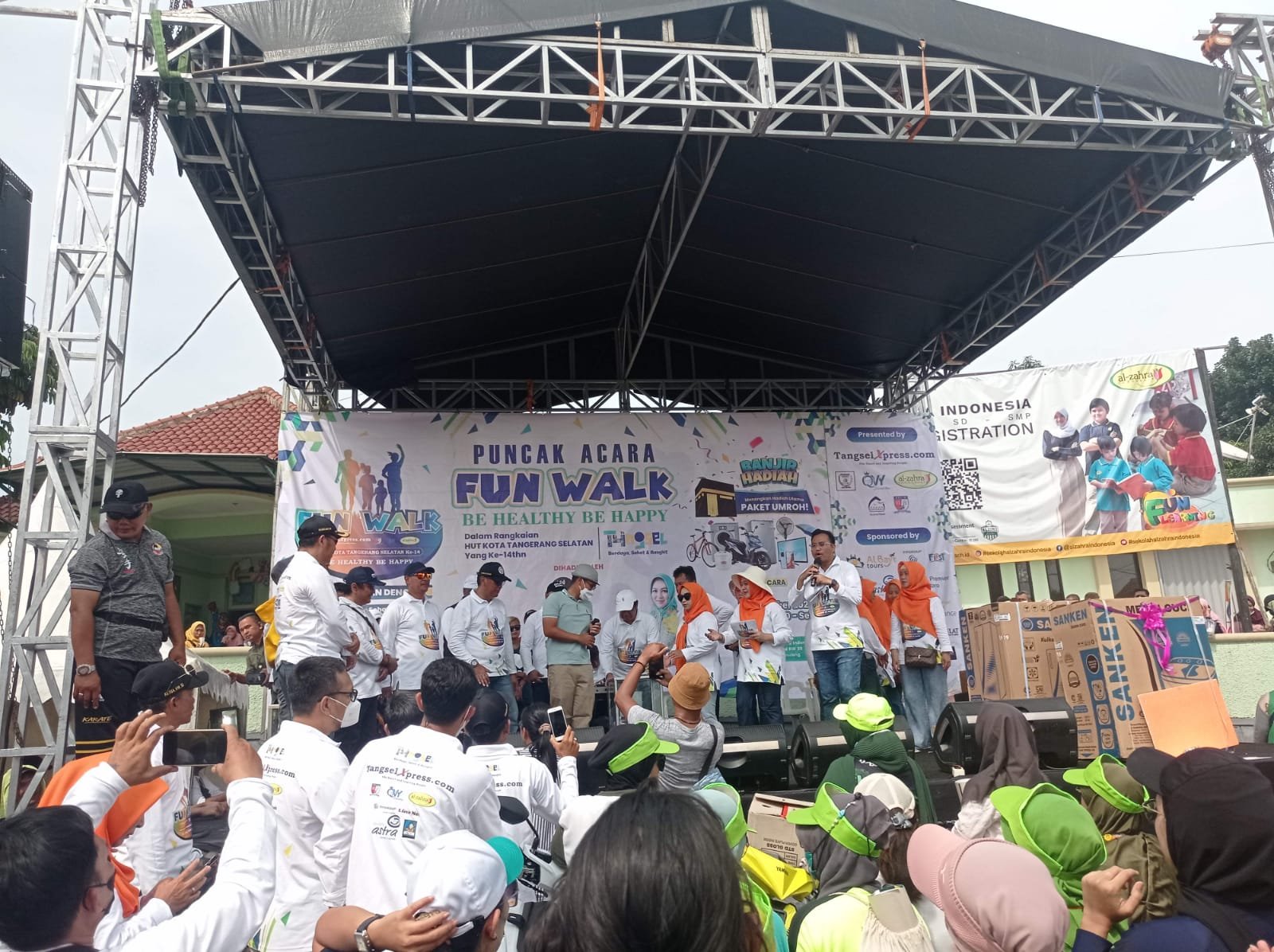 Ribuan Masyarakat Ramaikan Fun Walk di Villa Dago Tangsel | BantenNews ...
