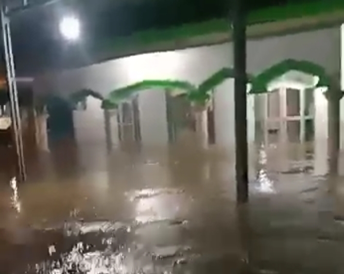 Diguyur Hujan Deras Puluhan Rumah Warga Di Cisata Pandeglang Terendam