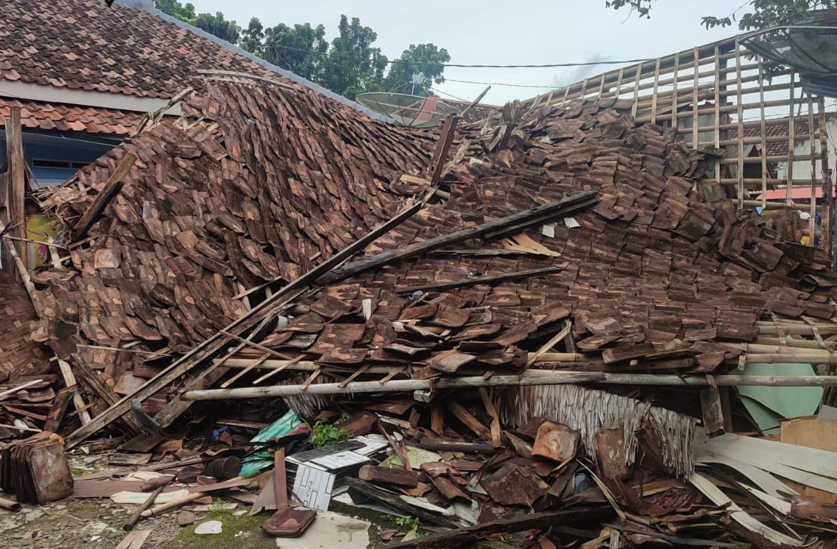 Rumah Warga di Carita Roboh Dihantam Angin Kencang | BantenNews.co.id ...