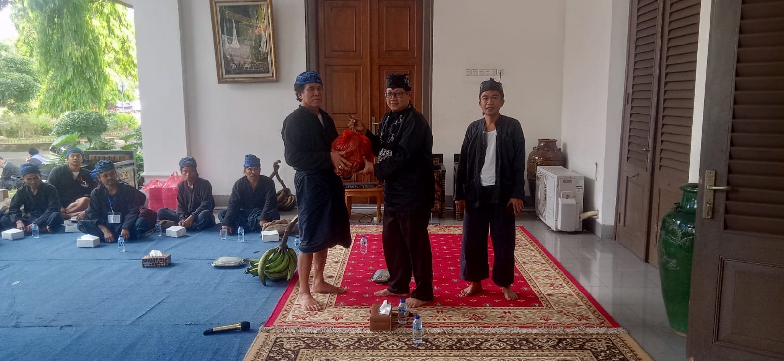 Kunjungi Pendopo Pandeglang, Warga Baduy Pesan Jaga Alam | BantenNews ...