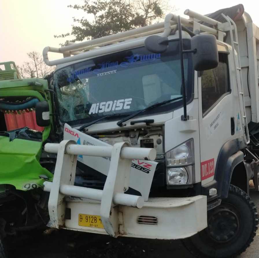 Dua Dumptruk Adu Banteng di Ciruas Serang | BantenNews.co.id -Berita ... Dua Dumptruk Adu Banteng di Ciruas Serang | BantenNews.co.id -Berita ...