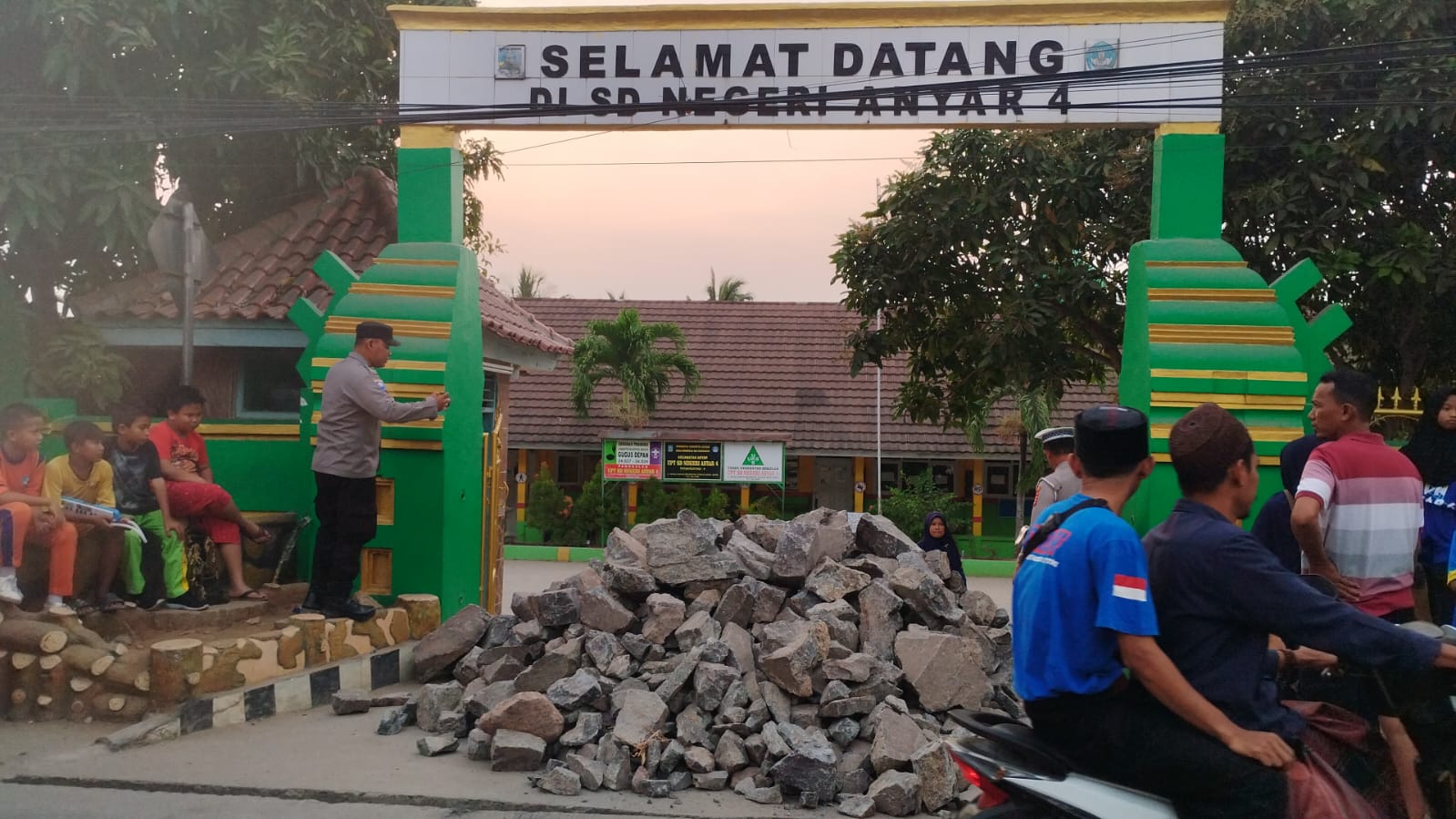 Ahli Waris Segel Sekolah, Murid SDN Anyar 4 Kabupaten Serang Menangis ... Ahli Waris Segel Sekolah, Murid SDN Anyar 4 Kabupaten Serang Menangis ...