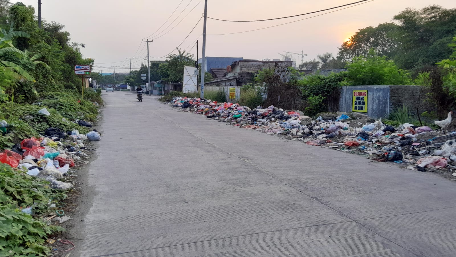 Sampah Penuhi Bahu Jalan Belakang Terminal Pakupatan | BantenNews.co.id ... Sampah Penuhi Bahu Jalan Belakang Terminal Pakupatan | BantenNews.co.id ...