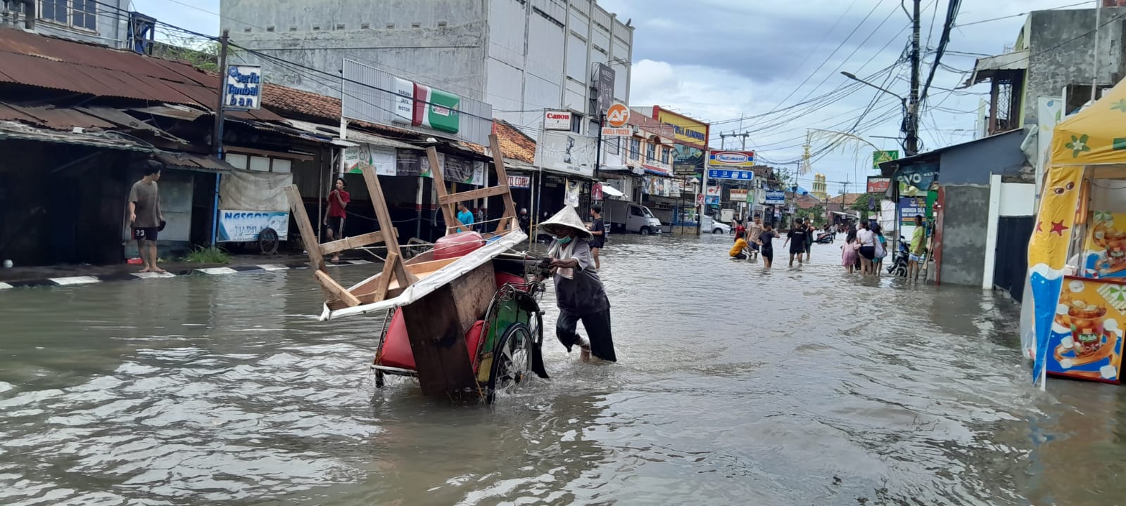 Diguyur Hujan, Ruas Jalan di Kota Serang Terendam Banjir | BantenNews ... Diguyur Hujan, Ruas Jalan di Kota Serang Terendam Banjir | BantenNews ...