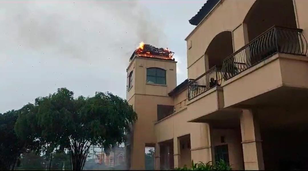 Tersambar Petir, Atap Menara Sport Center Vila Dago Pamulang Terbakar ...
