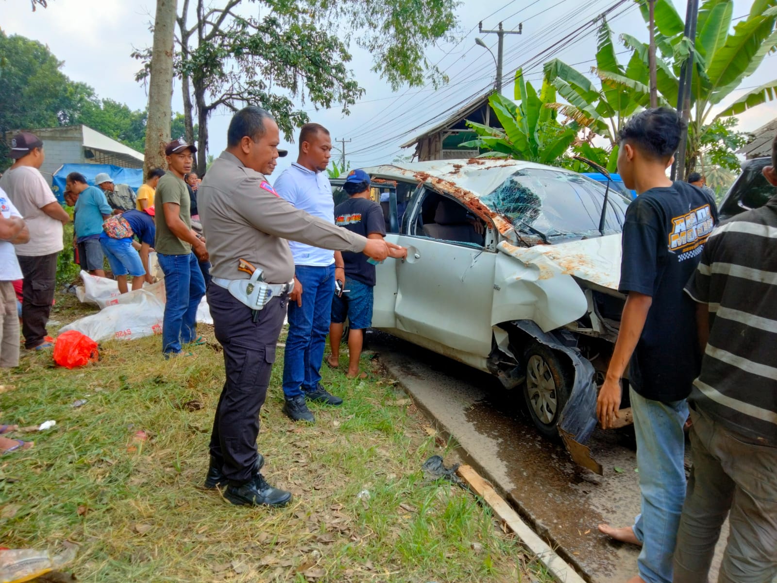 Hindari Tabrakan, Sopir Avanza di Pandeglang Tewas Setelah Masuk Parit ... Hindari Tabrakan, Sopir Avanza di Pandeglang Tewas Setelah Masuk Parit ...