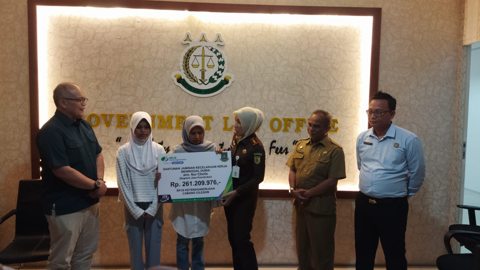 Ahli Waris Karyawan PT JEL yang Terseret Banjir Dapat Santunan Kematian ...