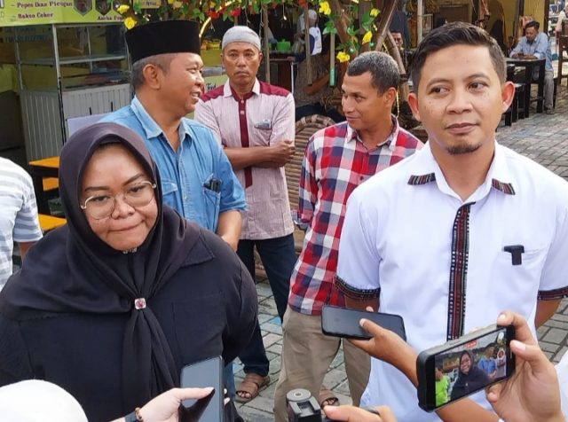 Adu Mesra Ratu Ria dan Wahyu, Saling Lempar Pujian Jelang Pilkada ... Adu Mesra Ratu Ria dan Wahyu, Saling Lempar Pujian Jelang Pilkada ...