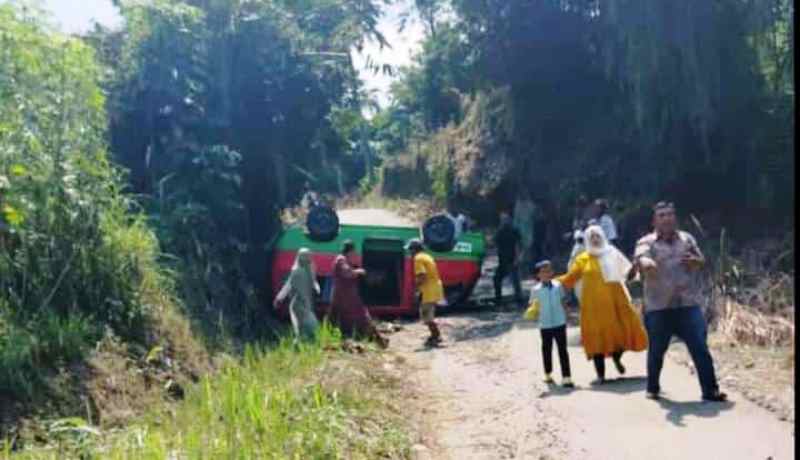 Tak Kuat Nanjak, Angkot di Lebak Terguling | BantenNews.co.id -Berita ... Tak Kuat Nanjak, Angkot di Lebak Terguling | BantenNews.co.id -Berita ...