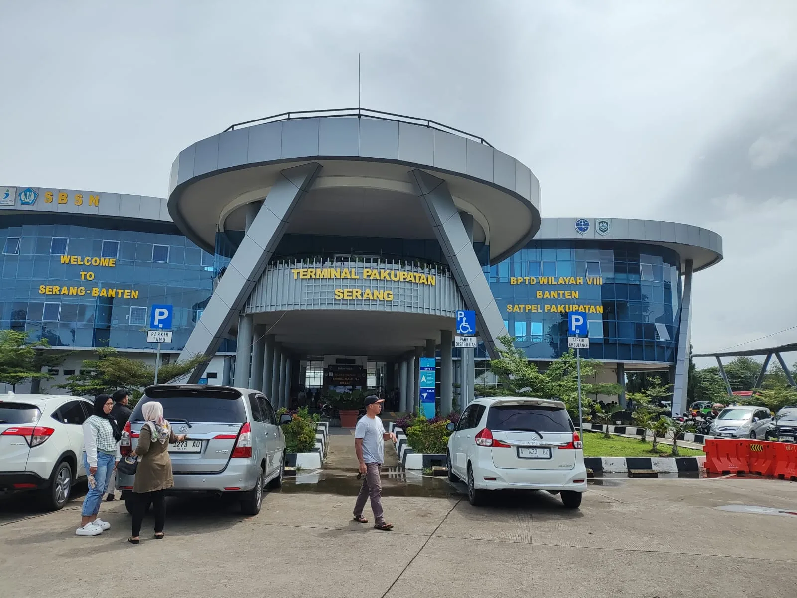 Kemarin, Puncak Arus Penumpang di Terminal Pakupatan Serang ...
